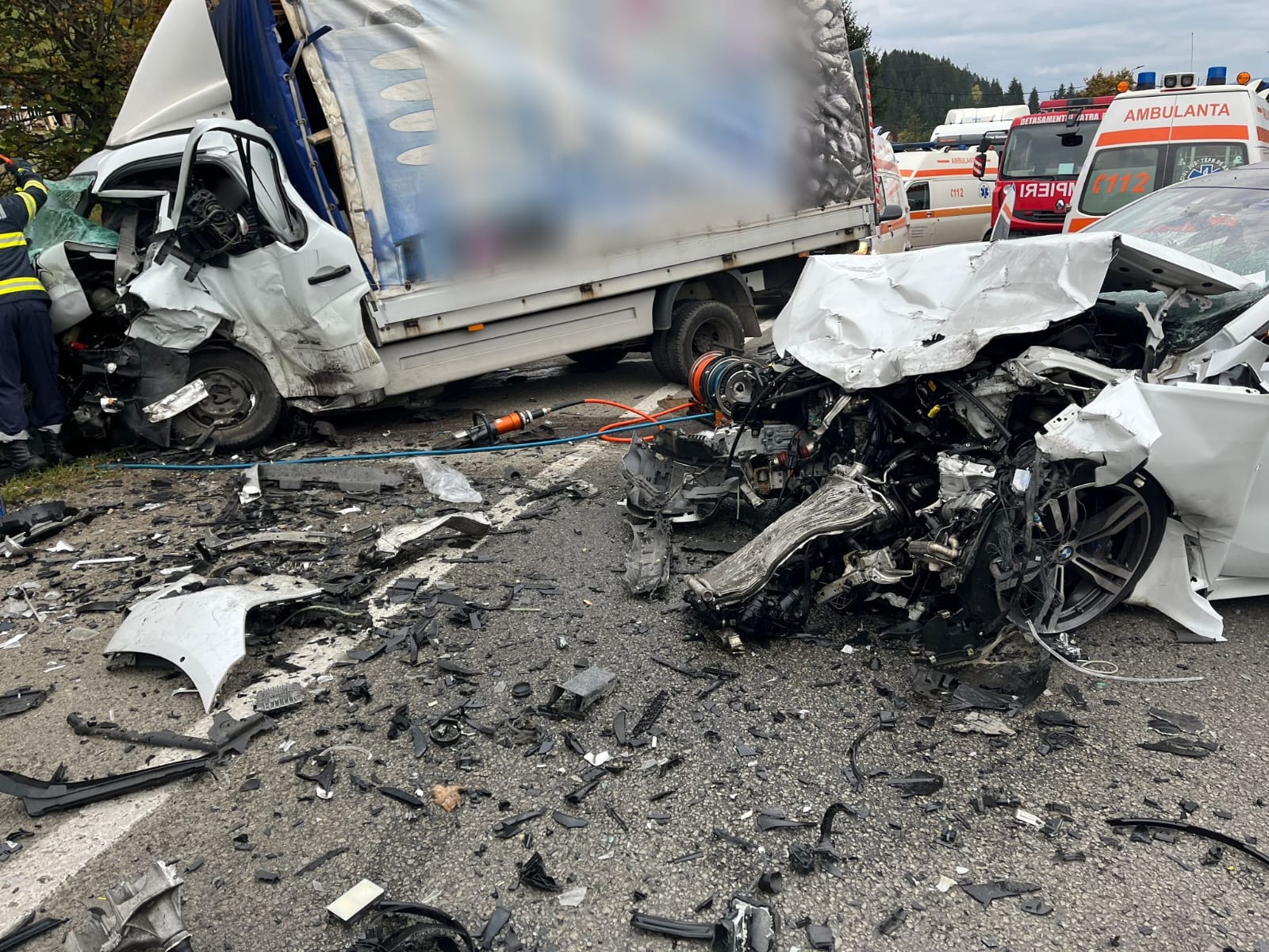 FOTO Accident rutier pe raza municipiului Vatra Dornei. Patru persoane au fost transportate la ...