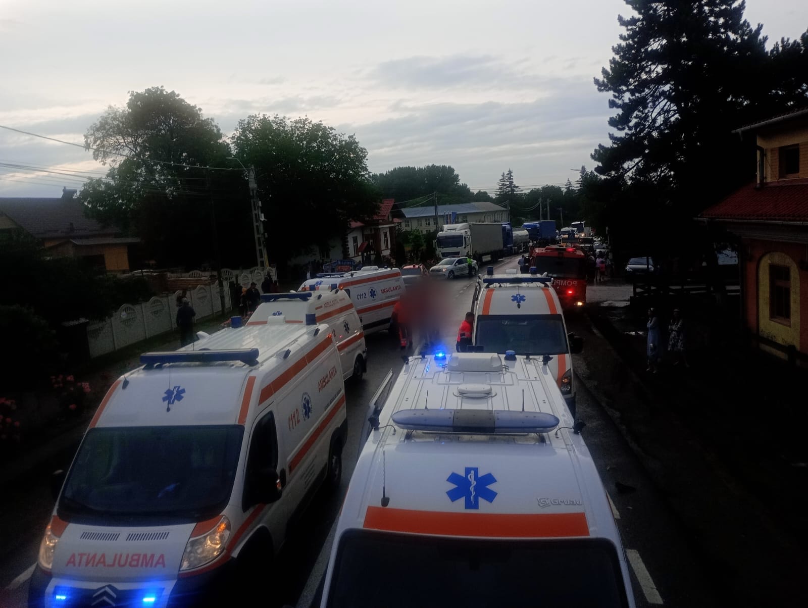 FOTO Grav accident rutier, pe raza localității Drăgușeni, cu 11 persoane implicate. Pompierii au ...