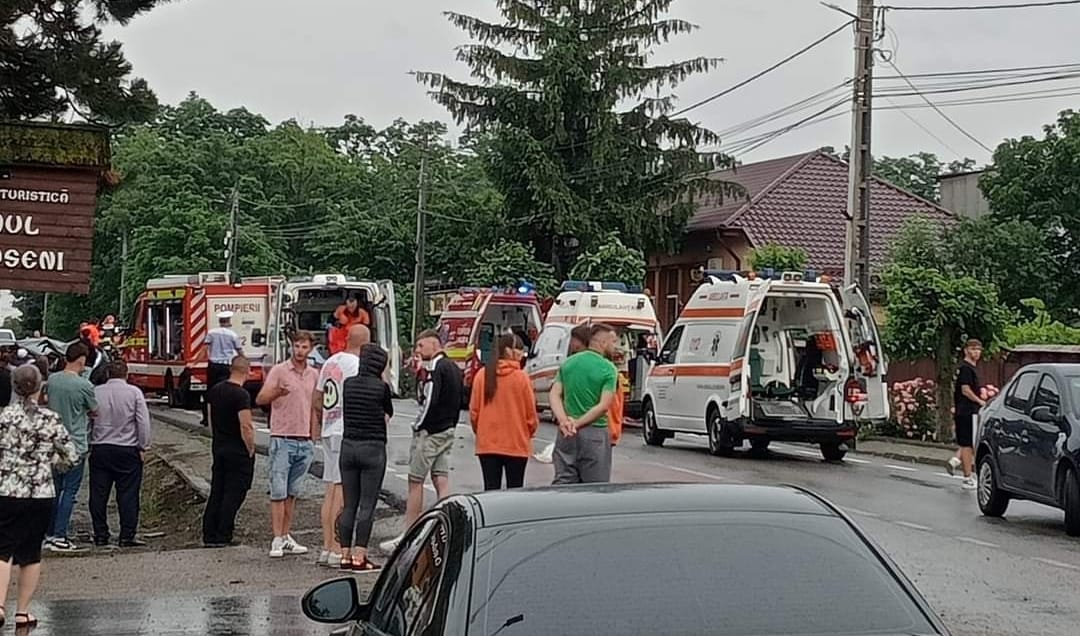 FOTO Grav accident rutier, pe raza localității Drăgușeni, cu 11 persoane implicate. Pompierii au ...